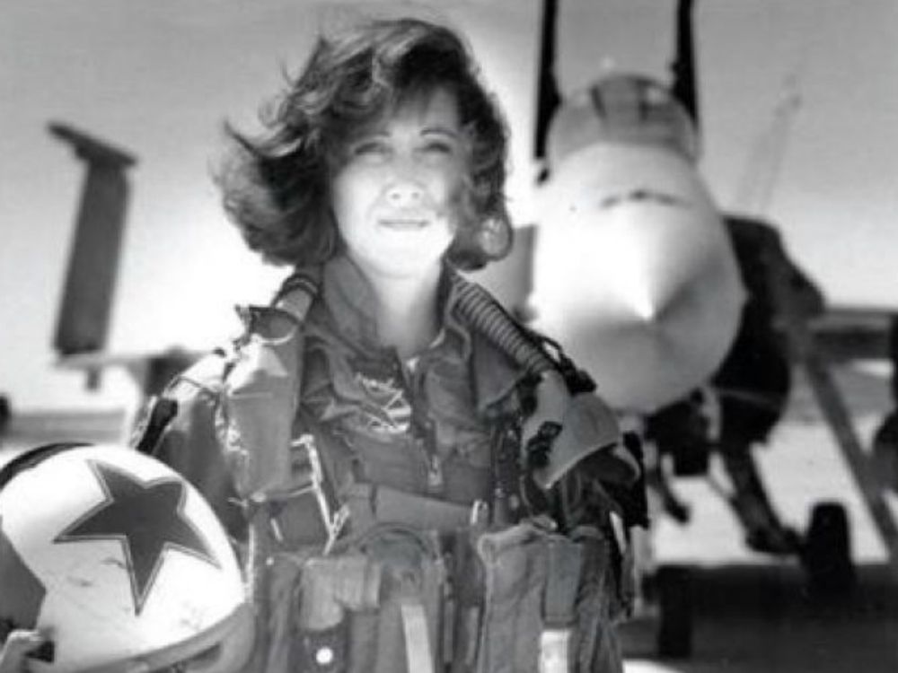 'She has nerves of steel': How a former U.S. navy fighter pilot calmly ...