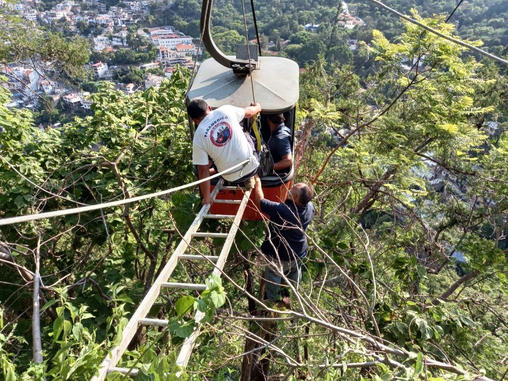 Footage shows daring rescue of nine passengers trapped in dangling ...