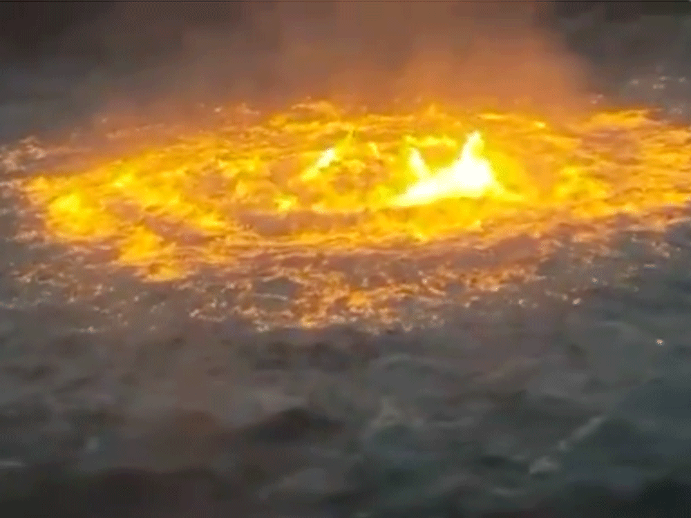 'Eye of fire': Ruptured Mexican pipeline makes the ocean look like it's ...