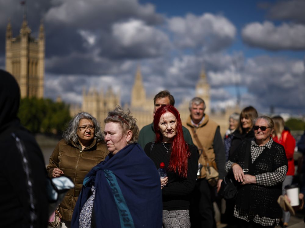 The British do love to queue: Behind the orderly lines to see the Queen ...