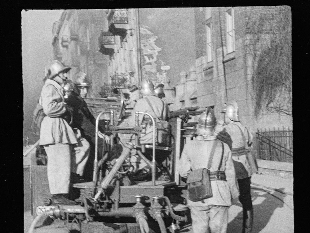 Lost photos of Warsaw Ghetto Uprising show destruction, deportation ...
