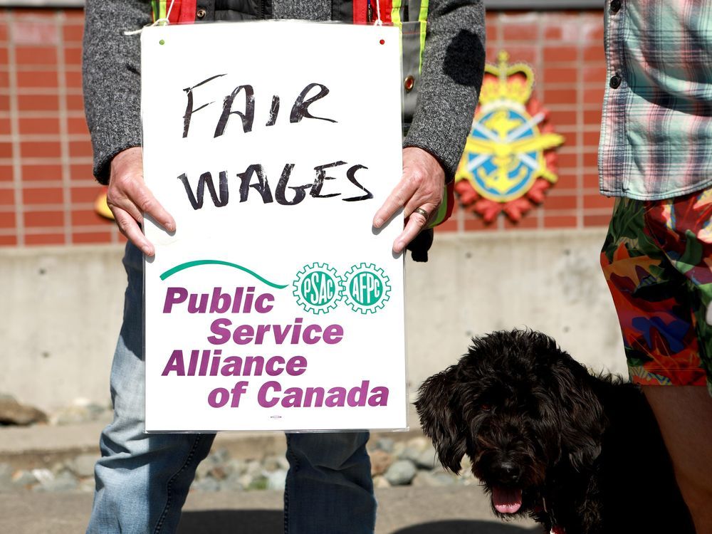 Federal government touts 'final' offer to striking public service union ...
