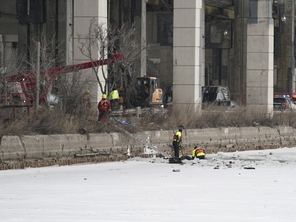 Toronto rescuers unable to save person after car falls through ice ...