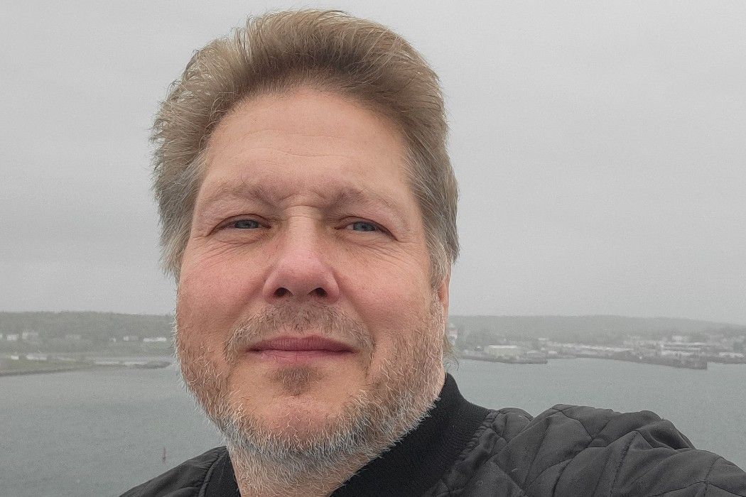 Canadian, 55, helps save three people from a burning paratransit van ...