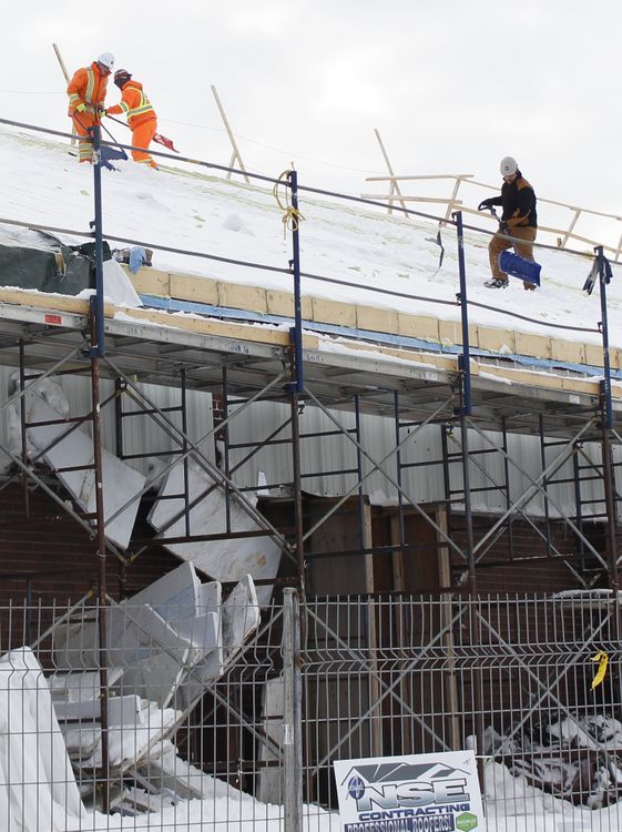Roof work continues amid wintry conditions | The Daily Press