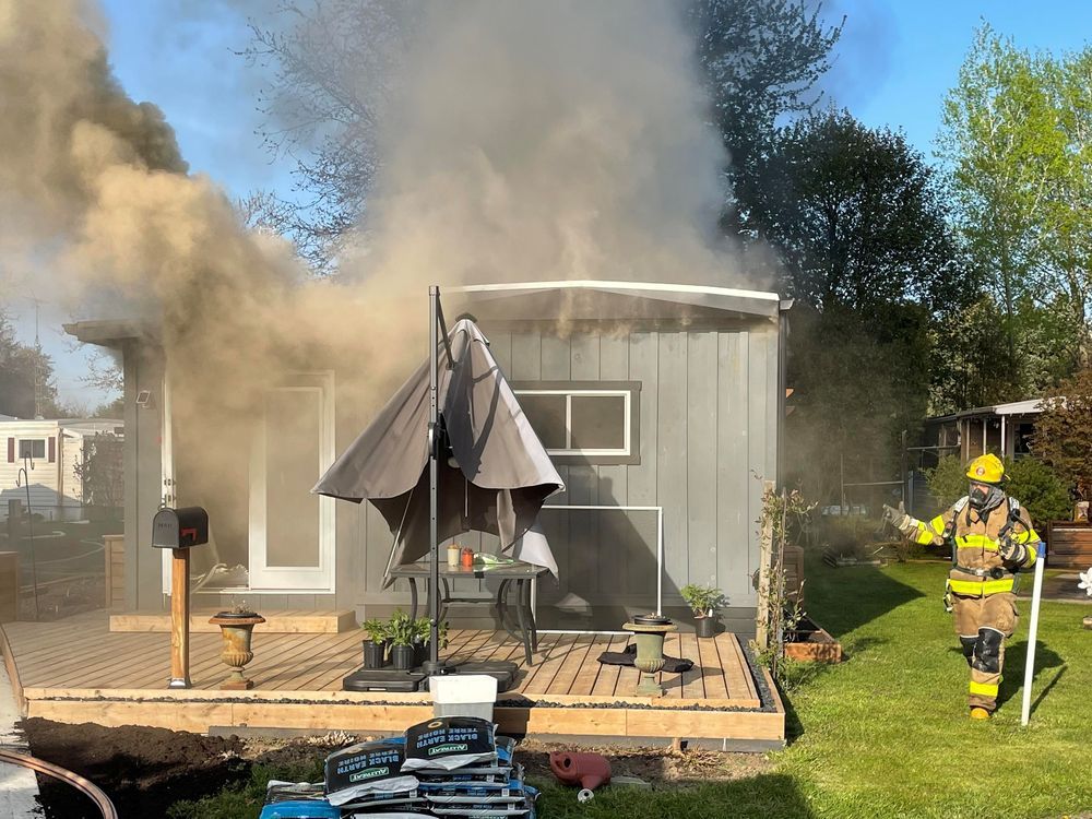 Fire destroys mobile home, damages four other units | Chatham Daily News