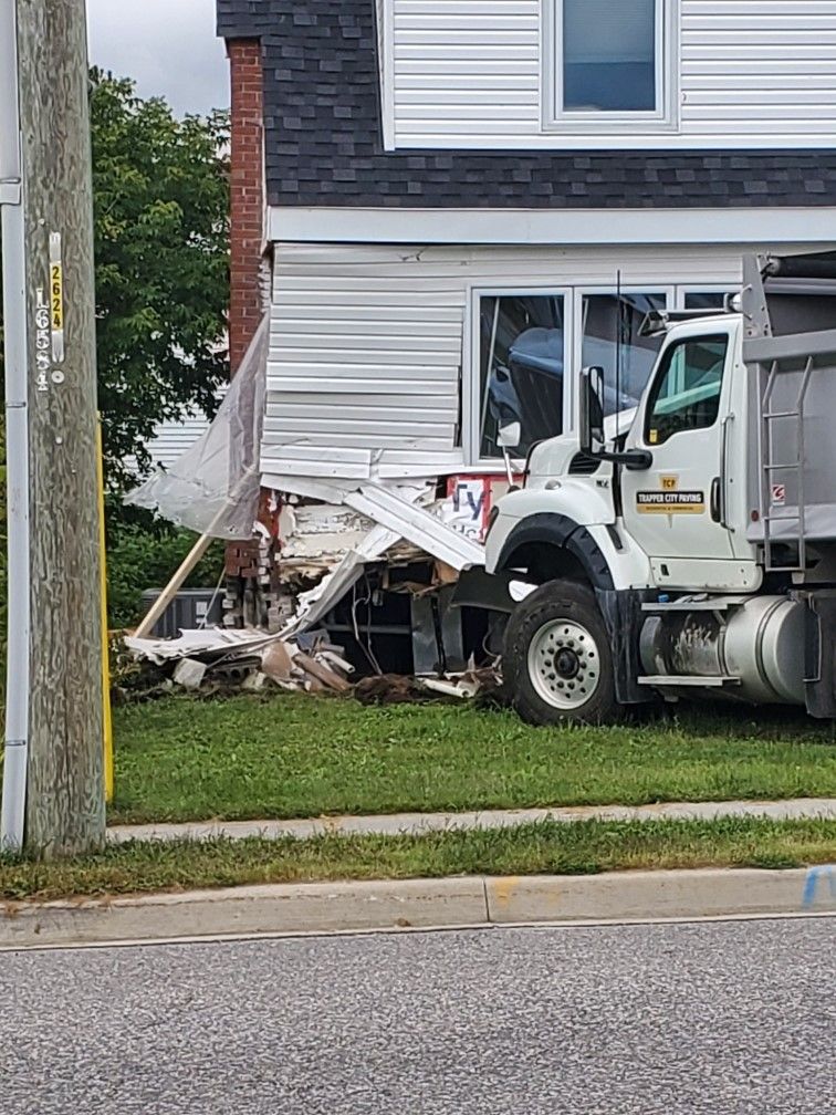 Dump truck collides into North Bay house | North Bay Nugget