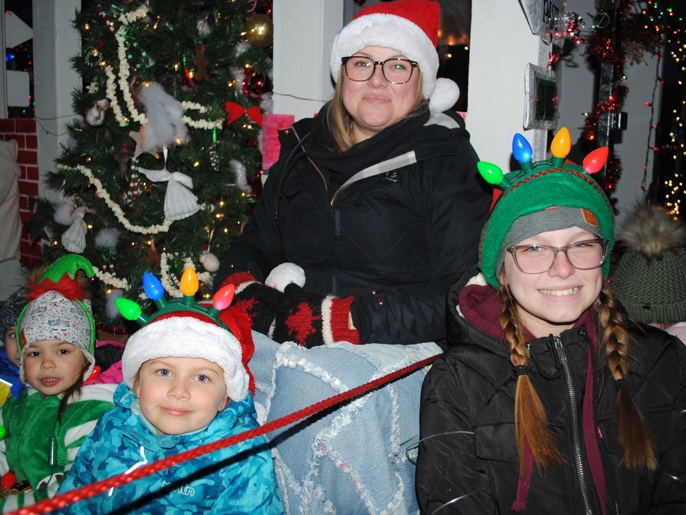 A busy, full parade welcomes Santa to Cornwall | Cornwall Standard ...