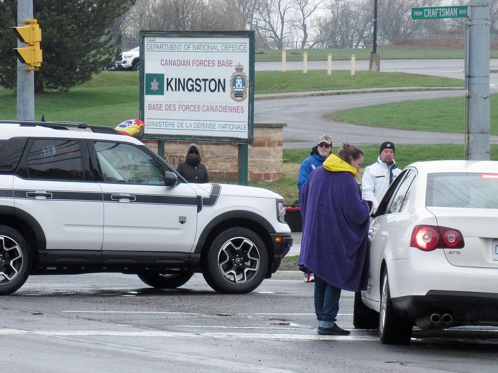 Striking federal workers ramp up actions at Kingston-area picket lines ...