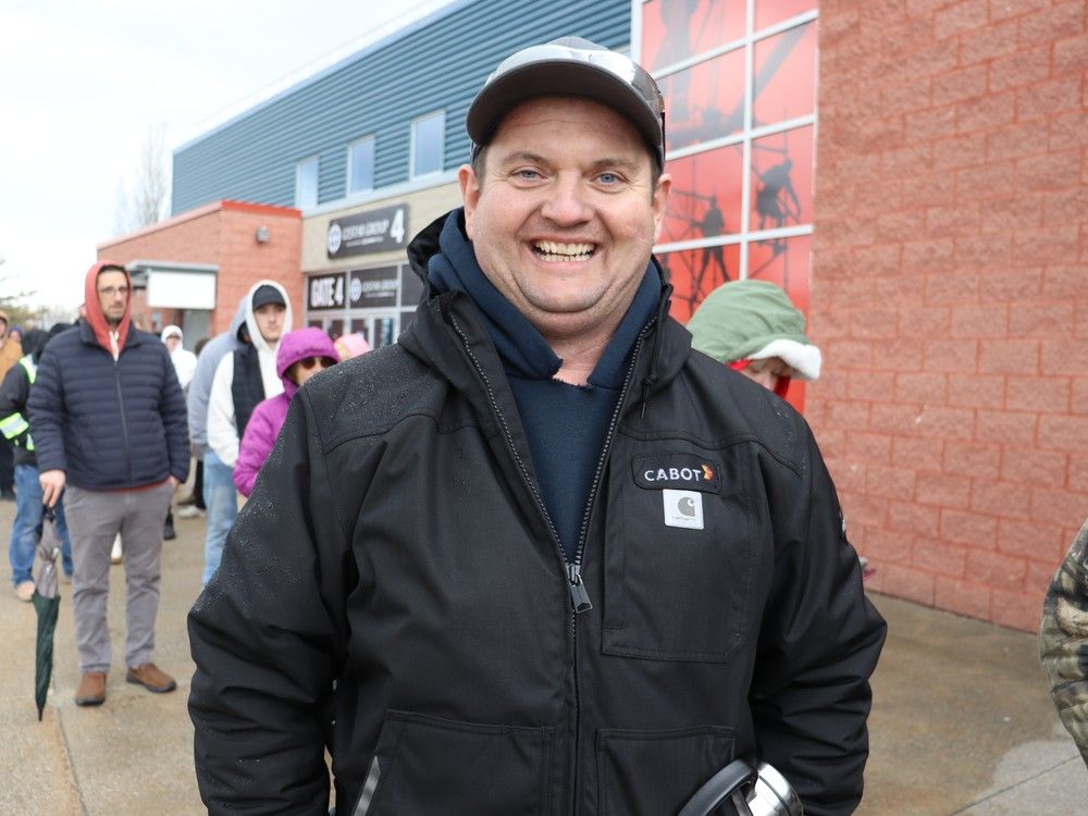 Sarnia fans get in line to support Sting hockey playoff run | The Sarnia Observer