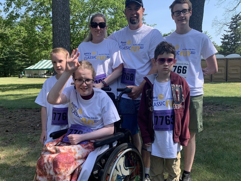 Hundreds turn out to run for kids. | Brantford Expositor