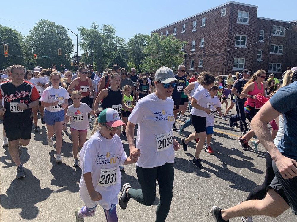 Hundreds turn out to run for kids. | Brantford Expositor