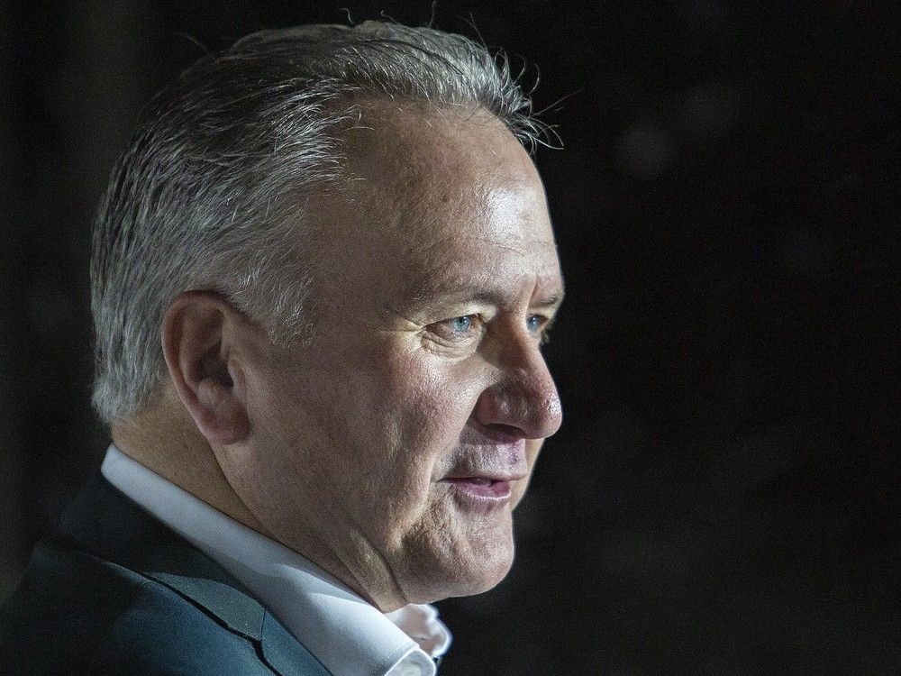 City officials commend mayor's announcement to remain as head of ...