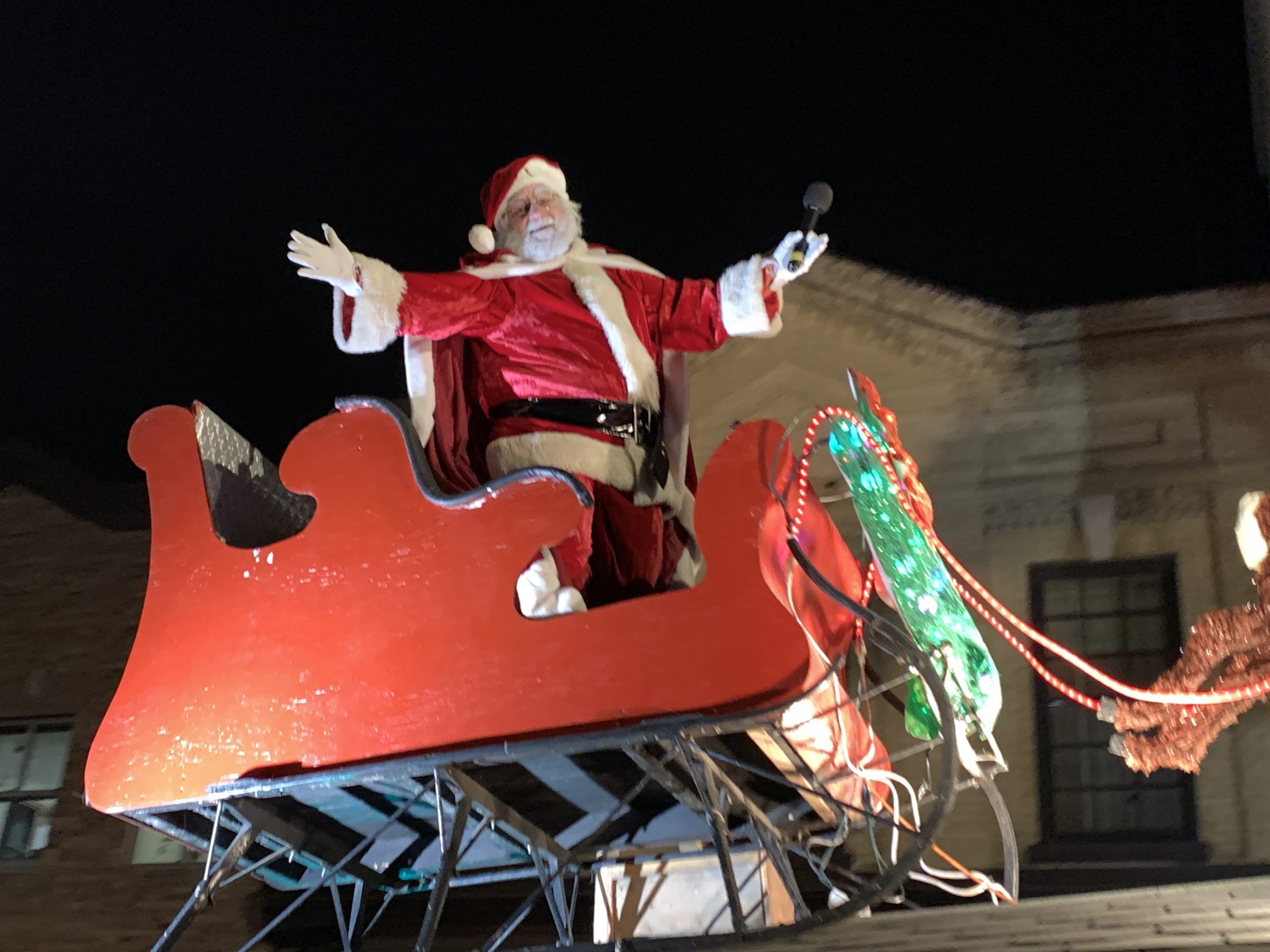 Santa greeted by thousands | Brantford Expositor