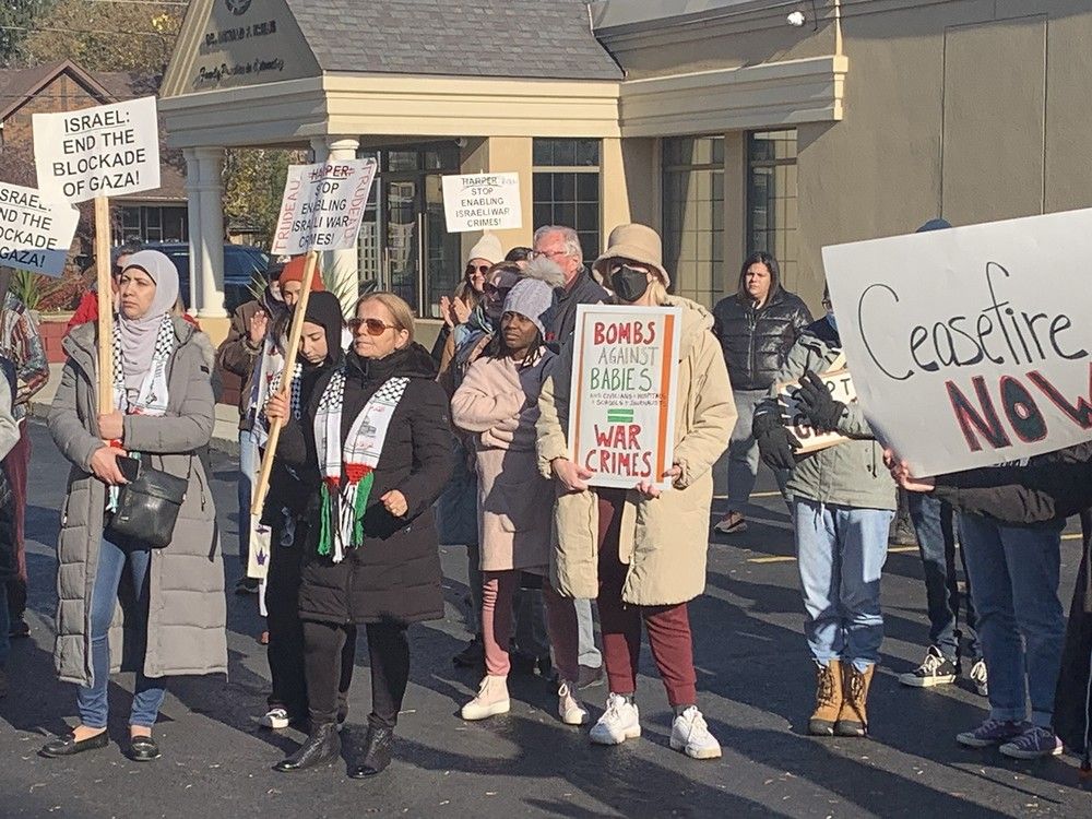 Ceasefire Now rally attracts large crowd | Brantford Expositor