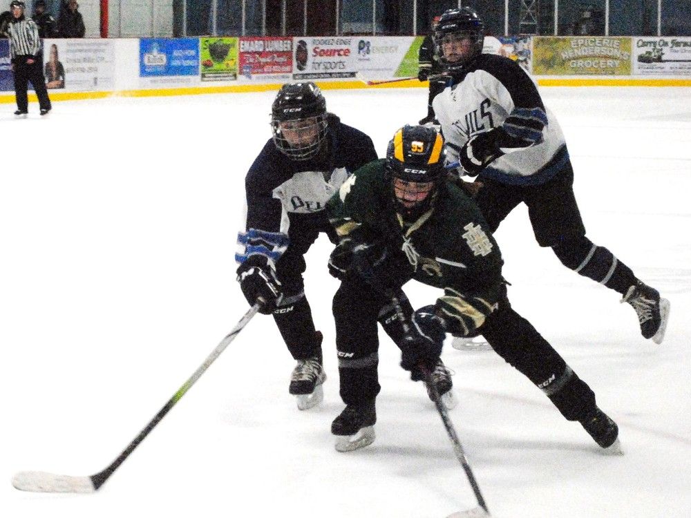 SDG girls hockey teams shake off rust at 1st tournament of the season ...