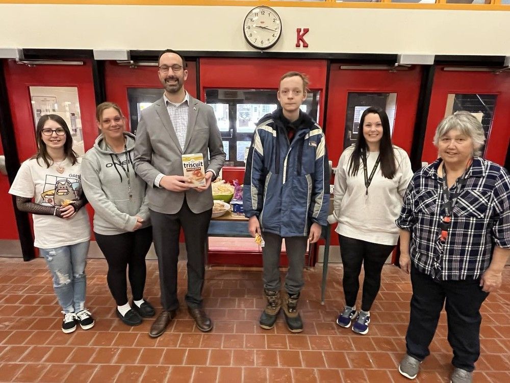 MPP Quinn visits Cornwall Collegiate with healthy food funding news ...