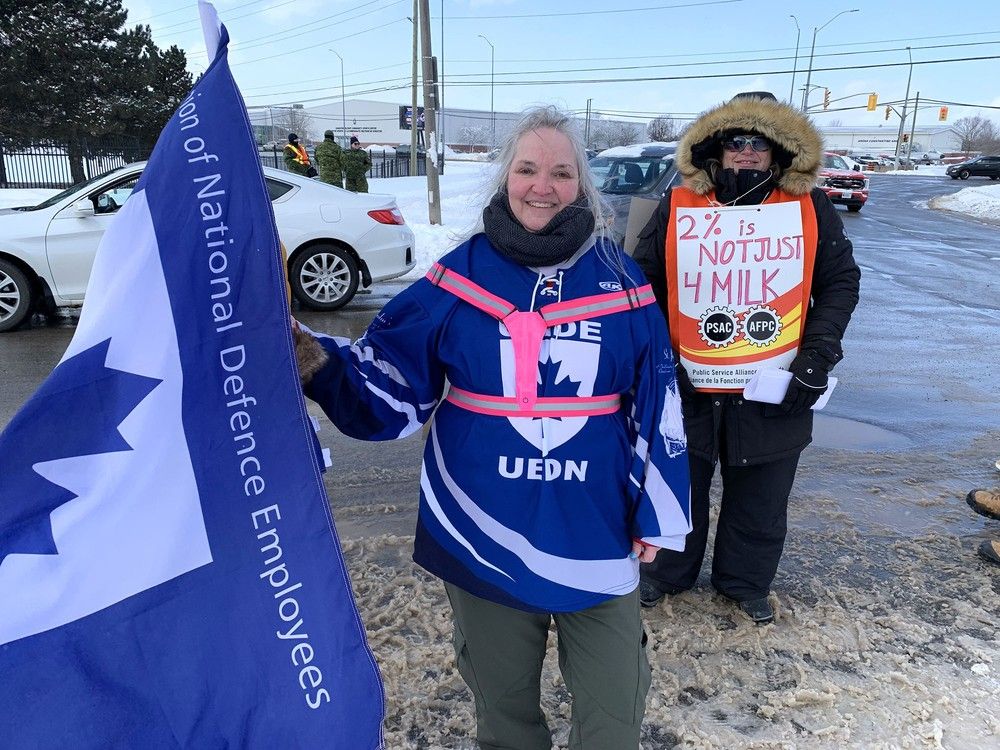 Civilian workers go on strike | The Kingston Whig Standard