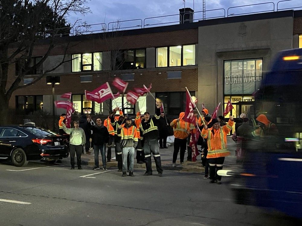 Cornwall's outside-worker CUPE Local 234 members rally at city hall ...