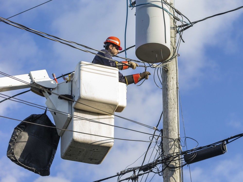 Almost 900 lost power in St. George after dump truck hit power line ...