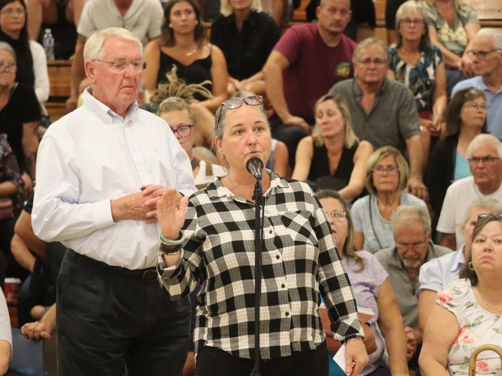 Large crowd of residents voice concerns at Sarnia police town hall ...