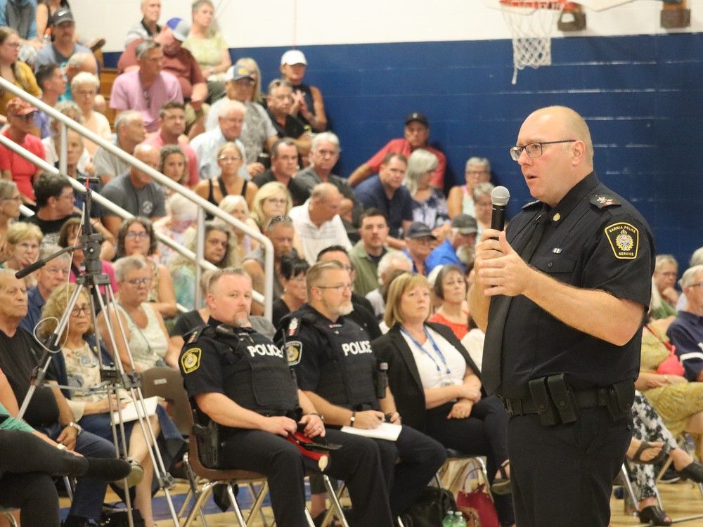 Large crowd of residents voice concerns at Sarnia police town hall ...