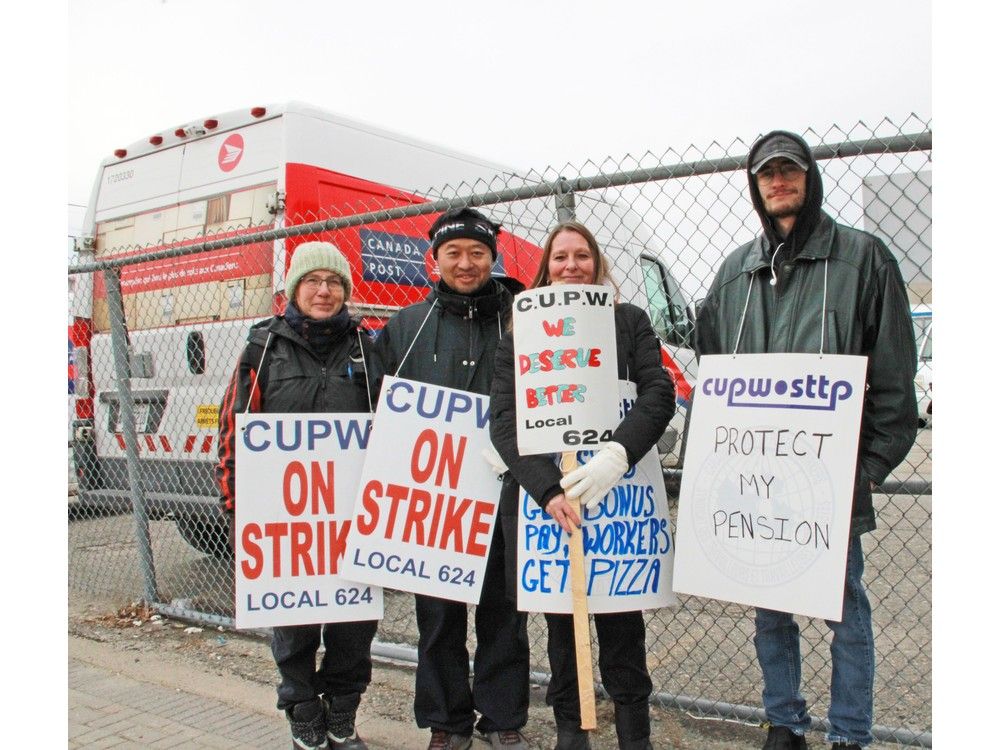PHOTO: Postal workers on strike | The Daily Press