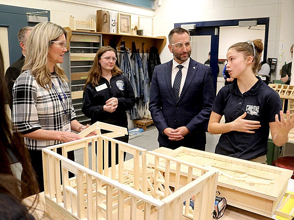 Education minister gets taste of tech during UCC tour | Chatham Daily News