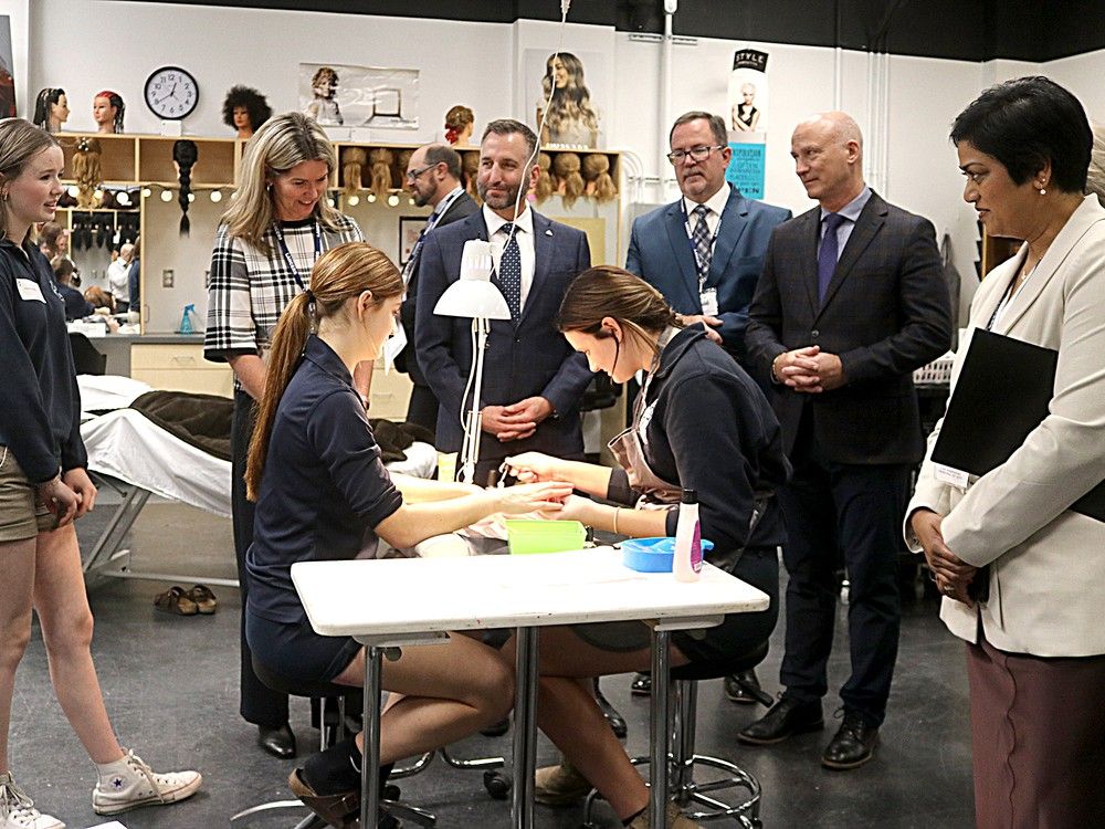 Education minister gets taste of tech during UCC tour | Chatham Daily News