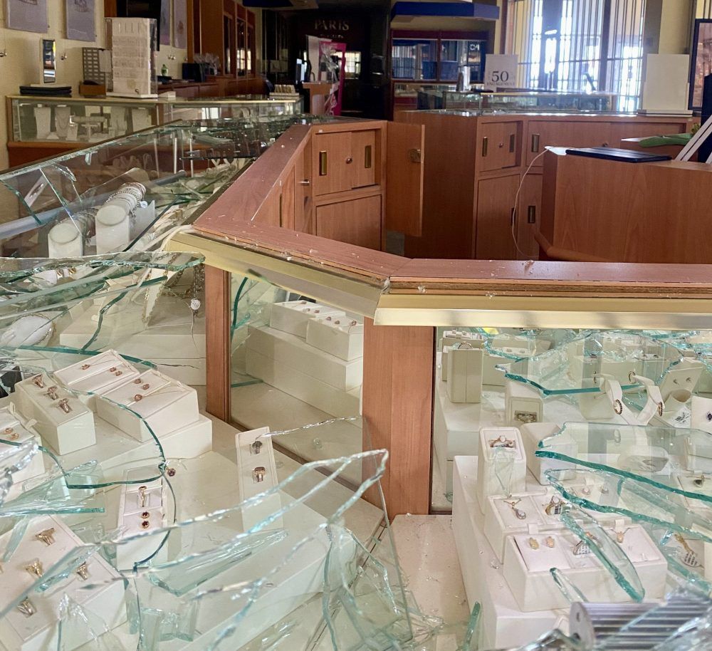 Four suspects arrested after alleged Stratford jewelry store robbery ...