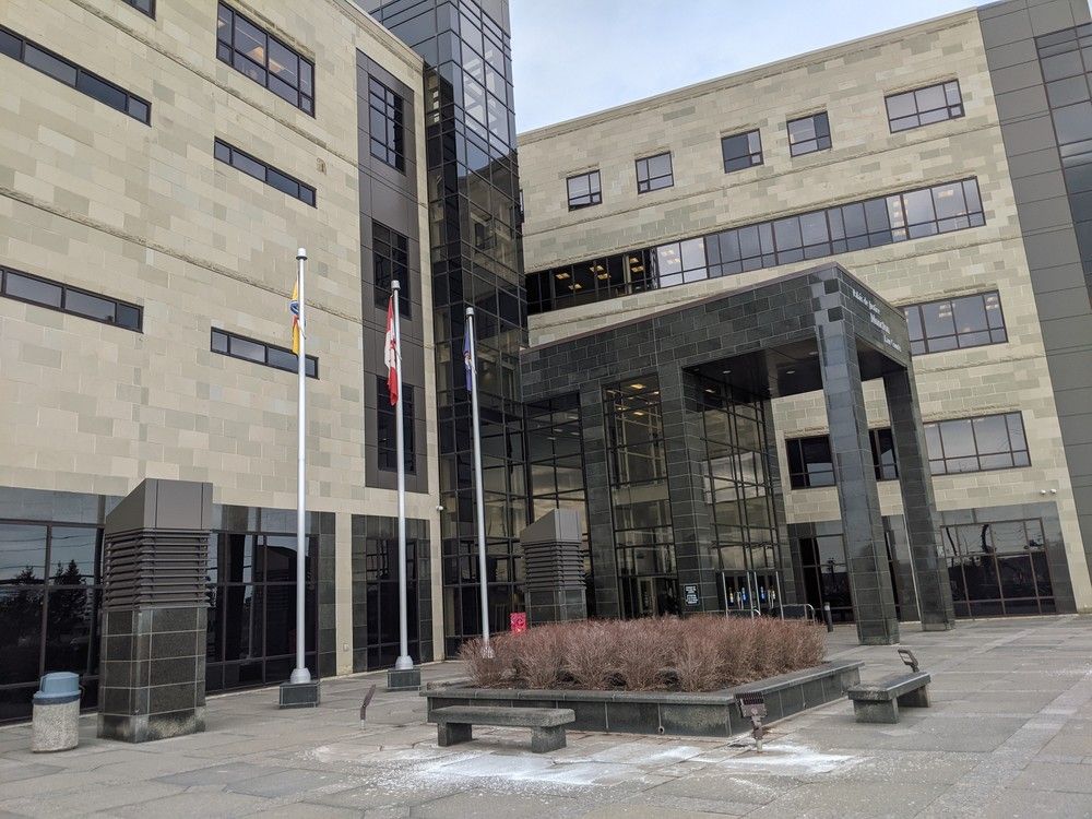 Warrant issued when armed robber refuses to enter courthouse ...