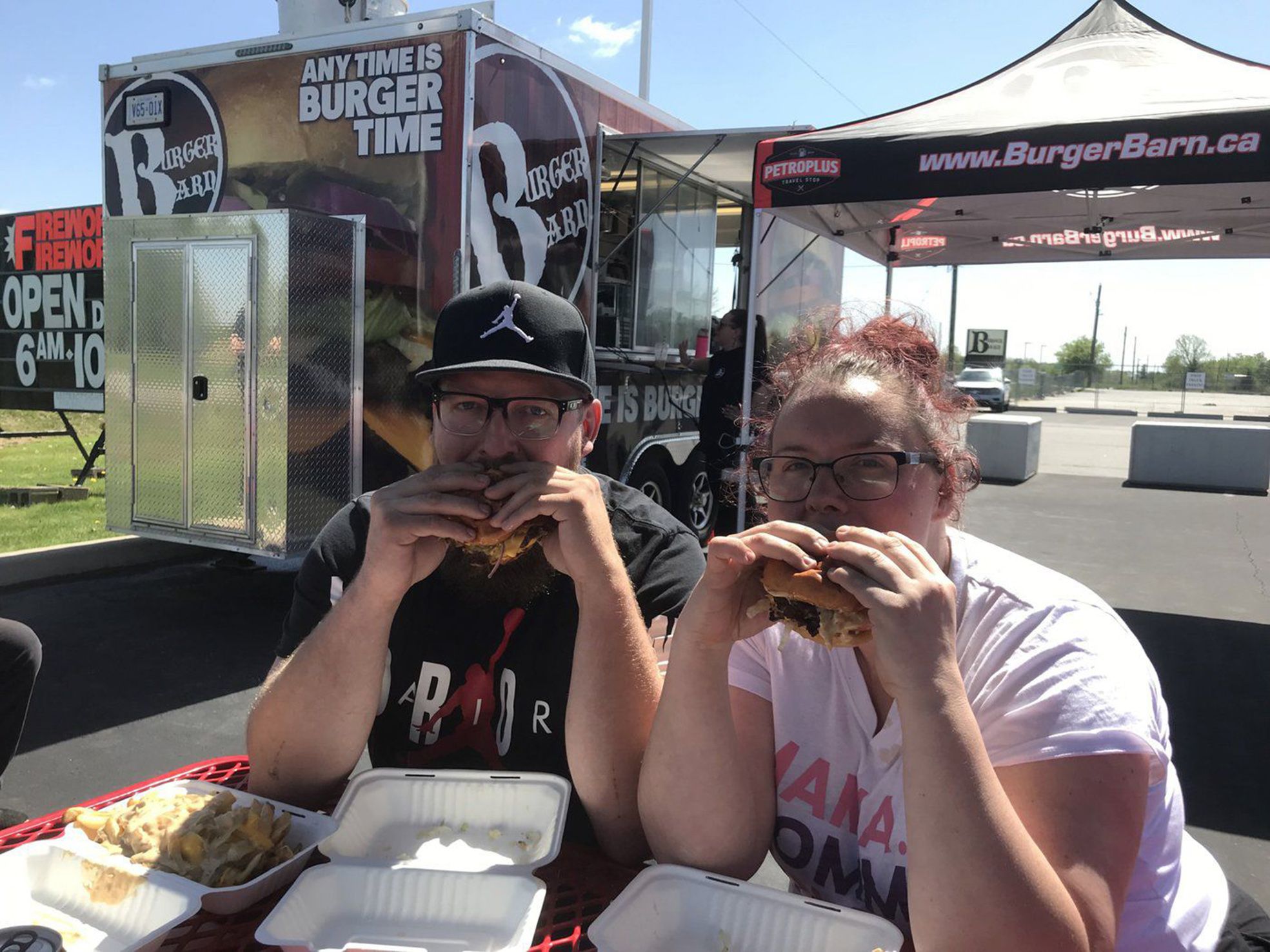 Food truck gives fans taste of popular Burger Barn fare | Brantford ...