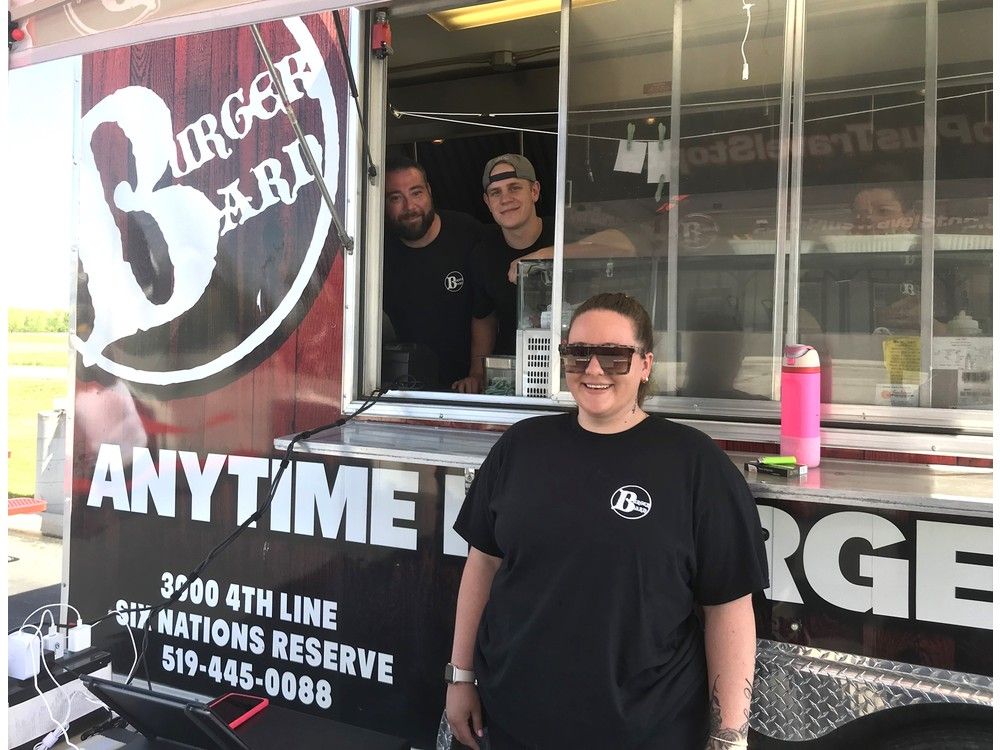 Food truck gives fans taste of popular Burger Barn fare | Brantford ...