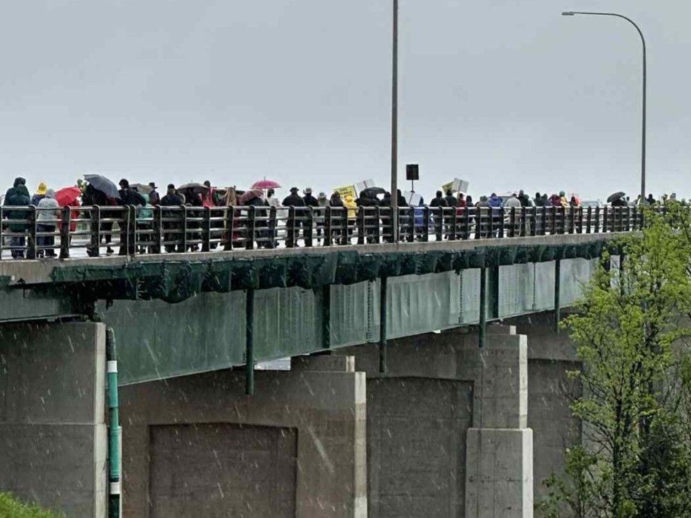 MLA rips 'dangerous and reckless' plan for bridge with no sidewalks ...