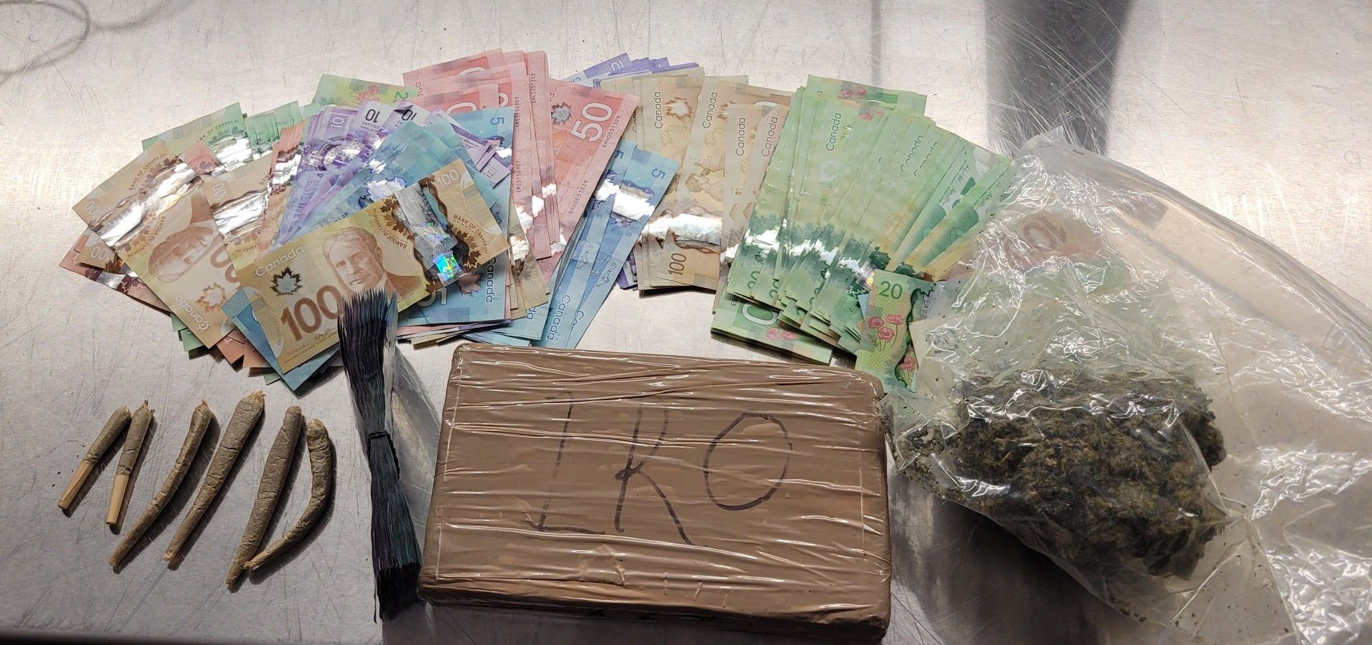 Four people arrested at traffic stop, police seize 1 kilo of suspected ...