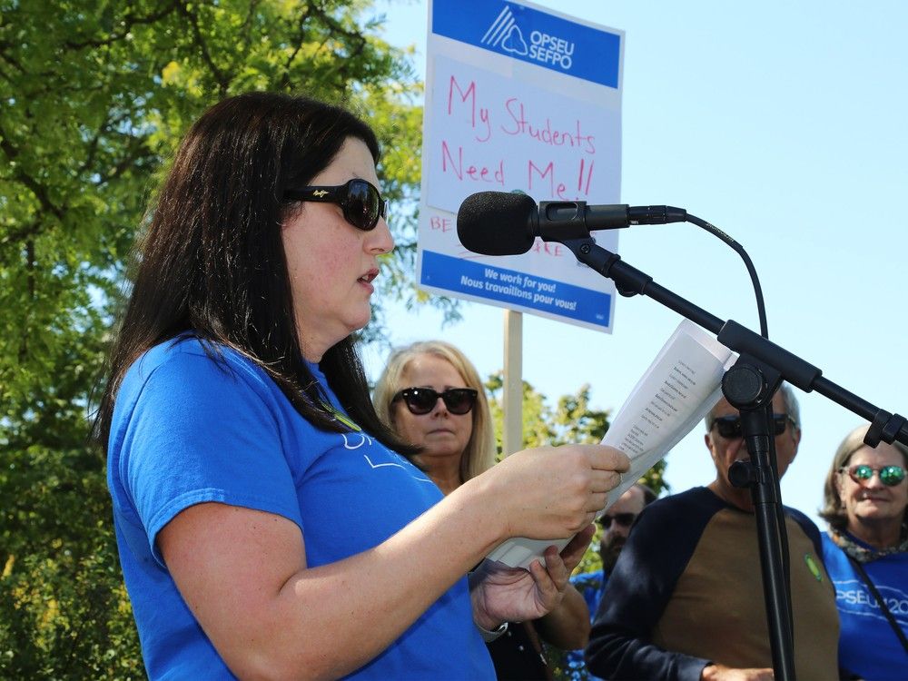 Loyalist faculty union backs support staff as strike deadline nears ...