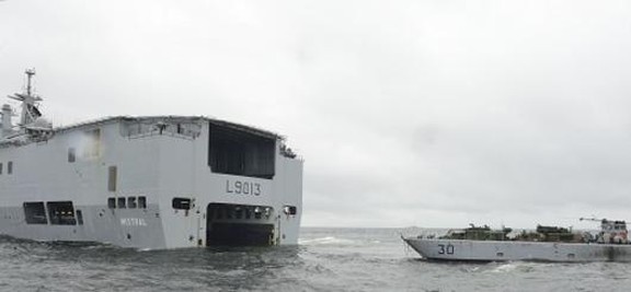 Photos of Canadian military personnel conducting amphibious operations ...