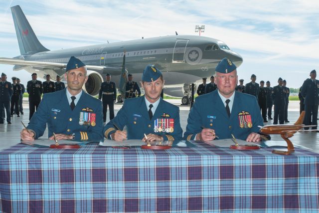 Members of 437 (Transport) Squadron welcome their new commanding ...