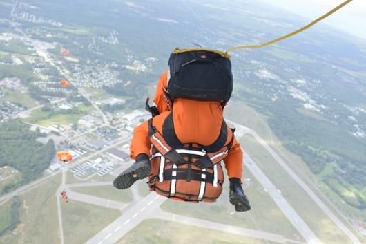 Photos – Parachute jump camp for Canadian Forces search and rescue ...