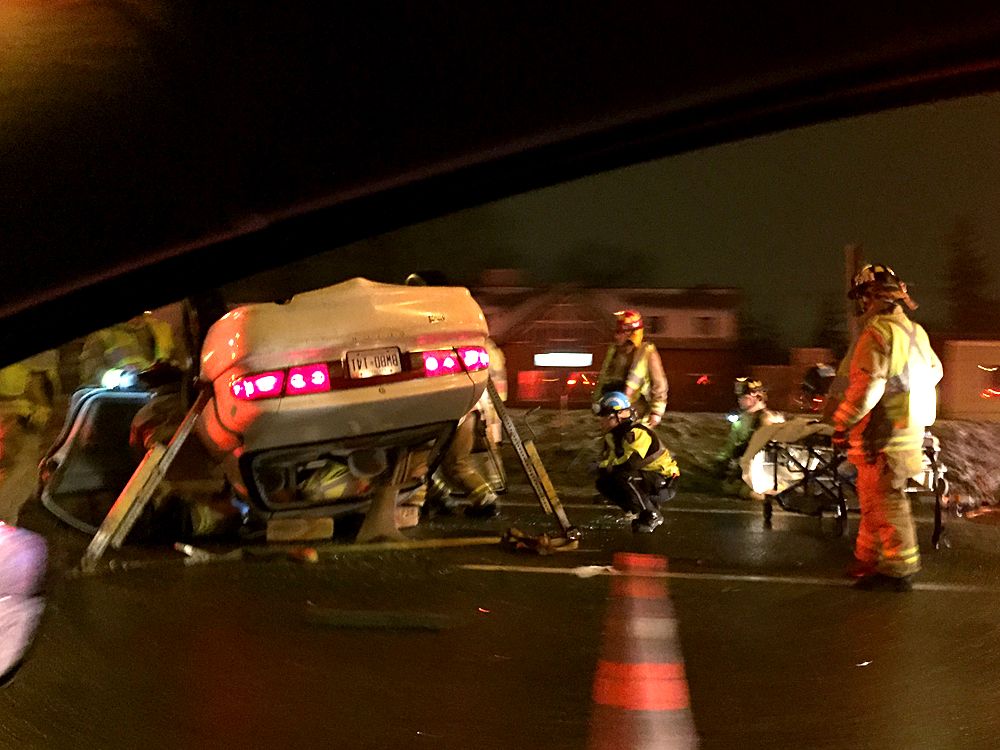 Sunday night rollover delays eastbound Queensway traffic | Ottawa Citizen