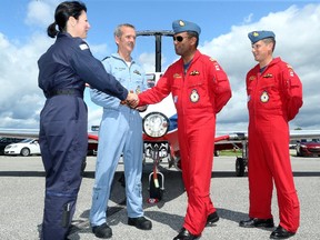 Photos & Video: Ret’d astronaut Chris Hadfield greets Snowbirds in ...
