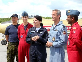 Photos & Video: Ret’d astronaut Chris Hadfield greets Snowbirds in ...