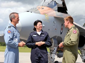 Photos & Video: Ret’d astronaut Chris Hadfield greets Snowbirds in ...