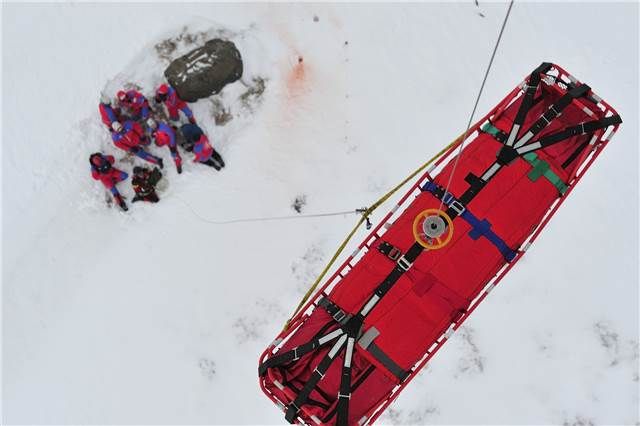 Members of RCAF search and rescue squadron conduct training exercise in ...