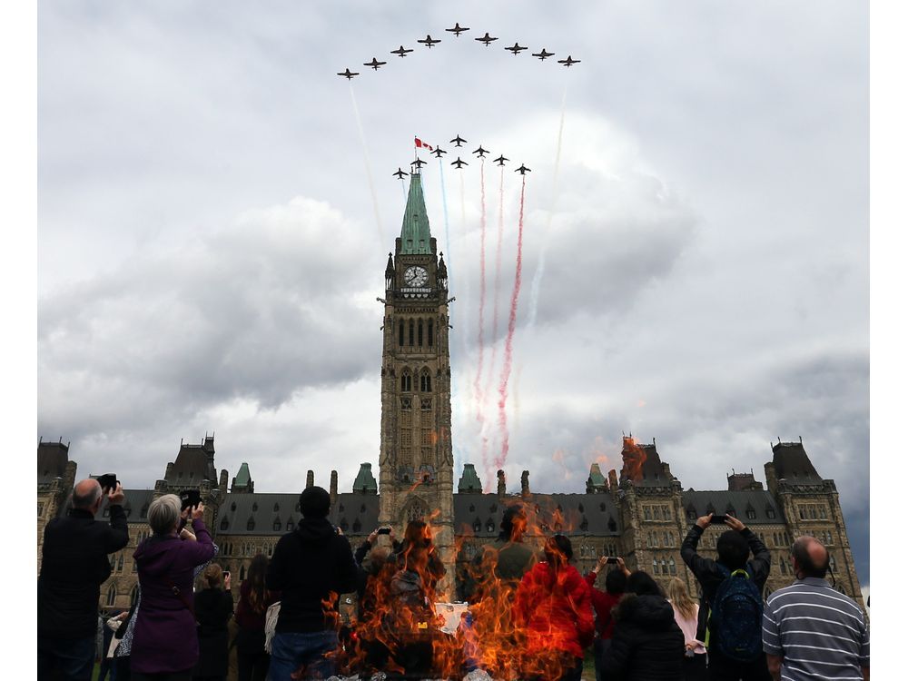 Success: Joint Snowbirds-Patrouille de France flyby rocks Parliament ...