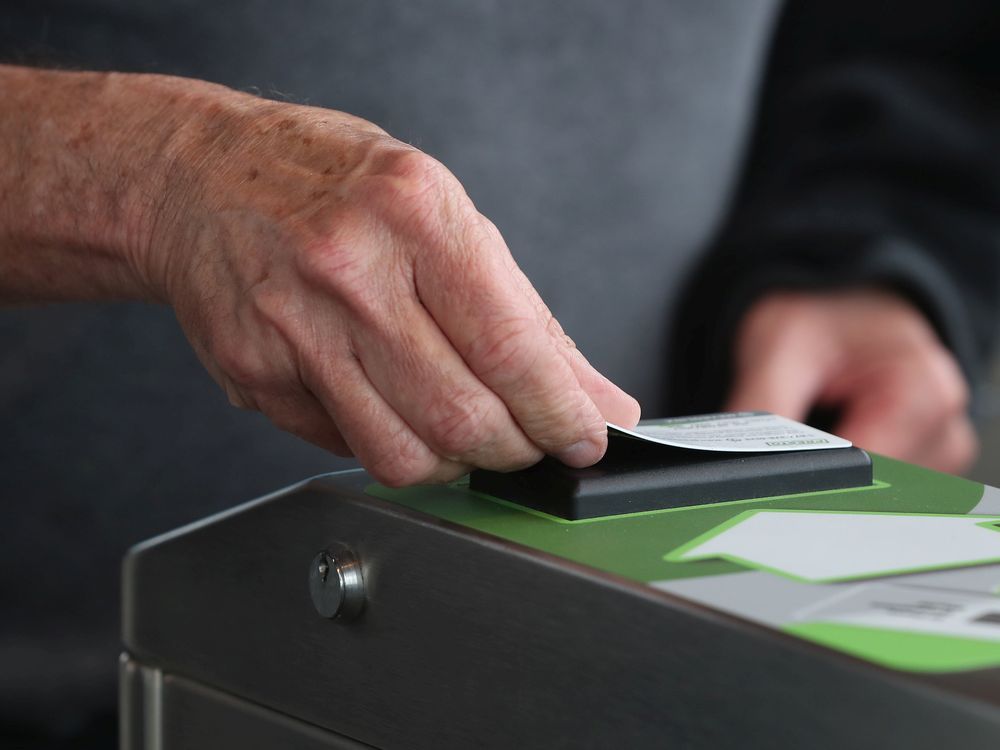 MONDAY LRT UPDATES: Riders report morning LRT issues, OC Transpo ...