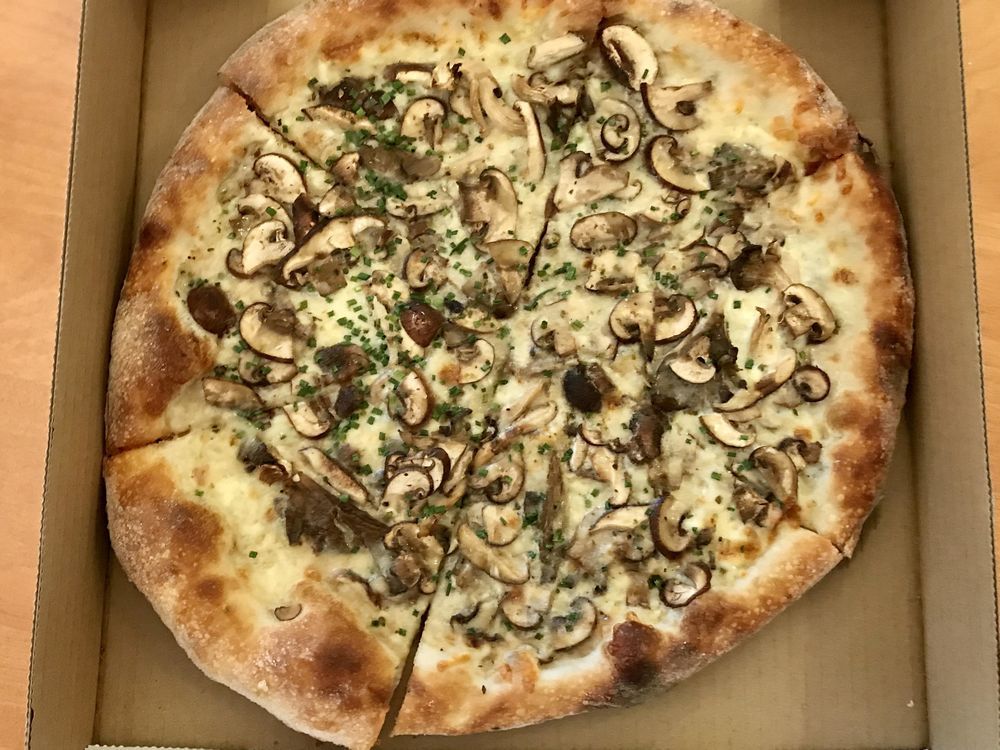 Dining In: Heartbreakers Pizza's pies were top-notch thin-crust beauts ...