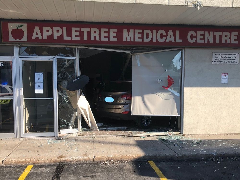 Walk-in clinic becomes drive-thru after morning crash | Ottawa Citizen