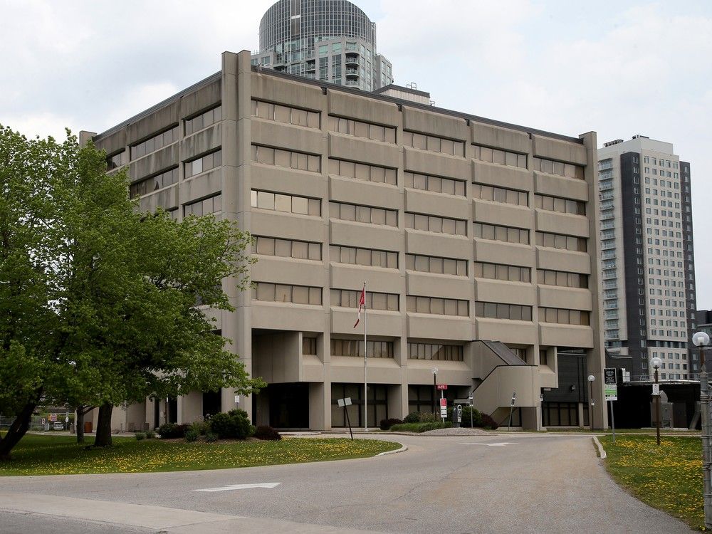 Federal government to dispose of 10 buildings in the capital region ...