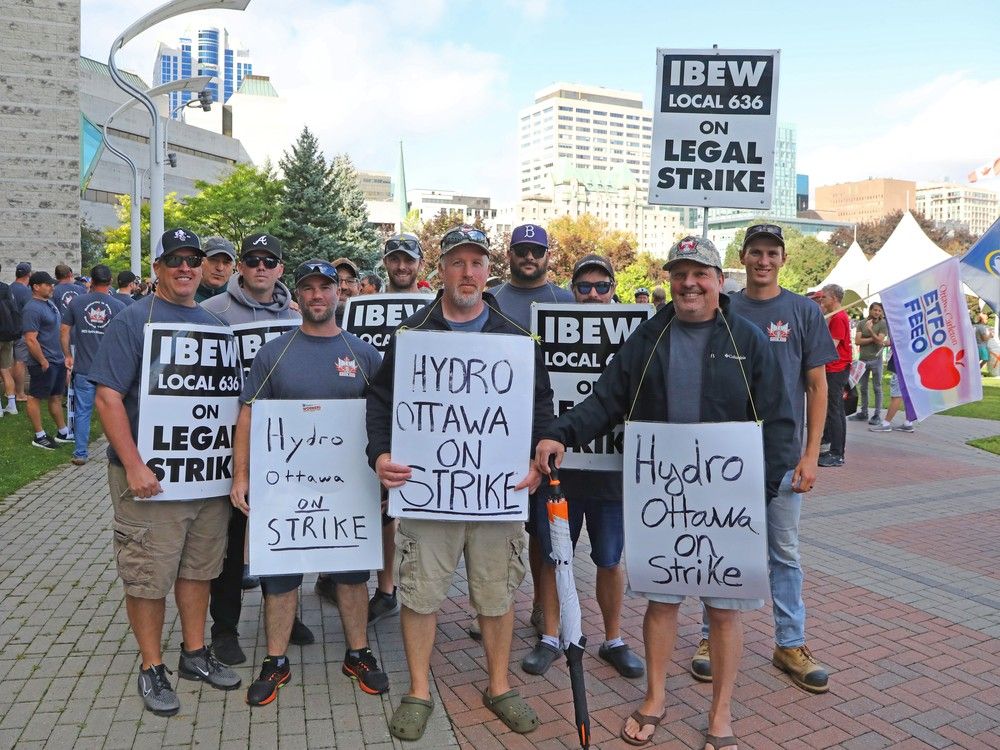 Hydro Ottawa workers rally at city hall as strike enters its 12th week ...